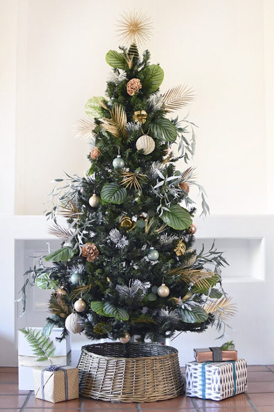 Monochromatic Nature Inspired Christmas Tree - Delineate Your Dwelling