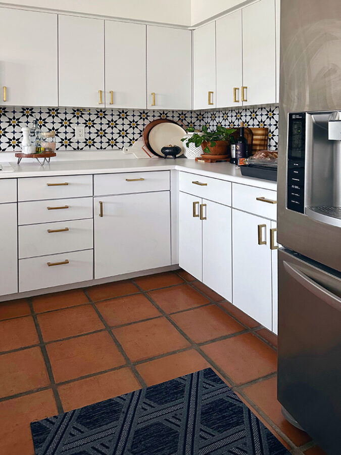 Modern Saltillo tile kitchen - Delineate Your Dwelling