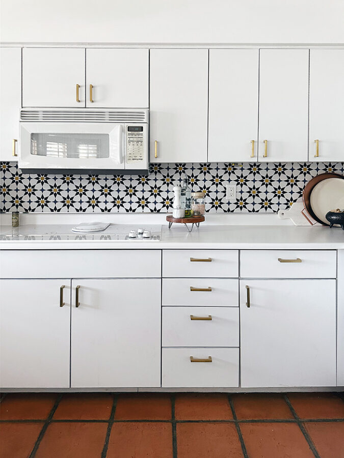 Modern Saltillo tile kitchen - Delineate Your Dwelling